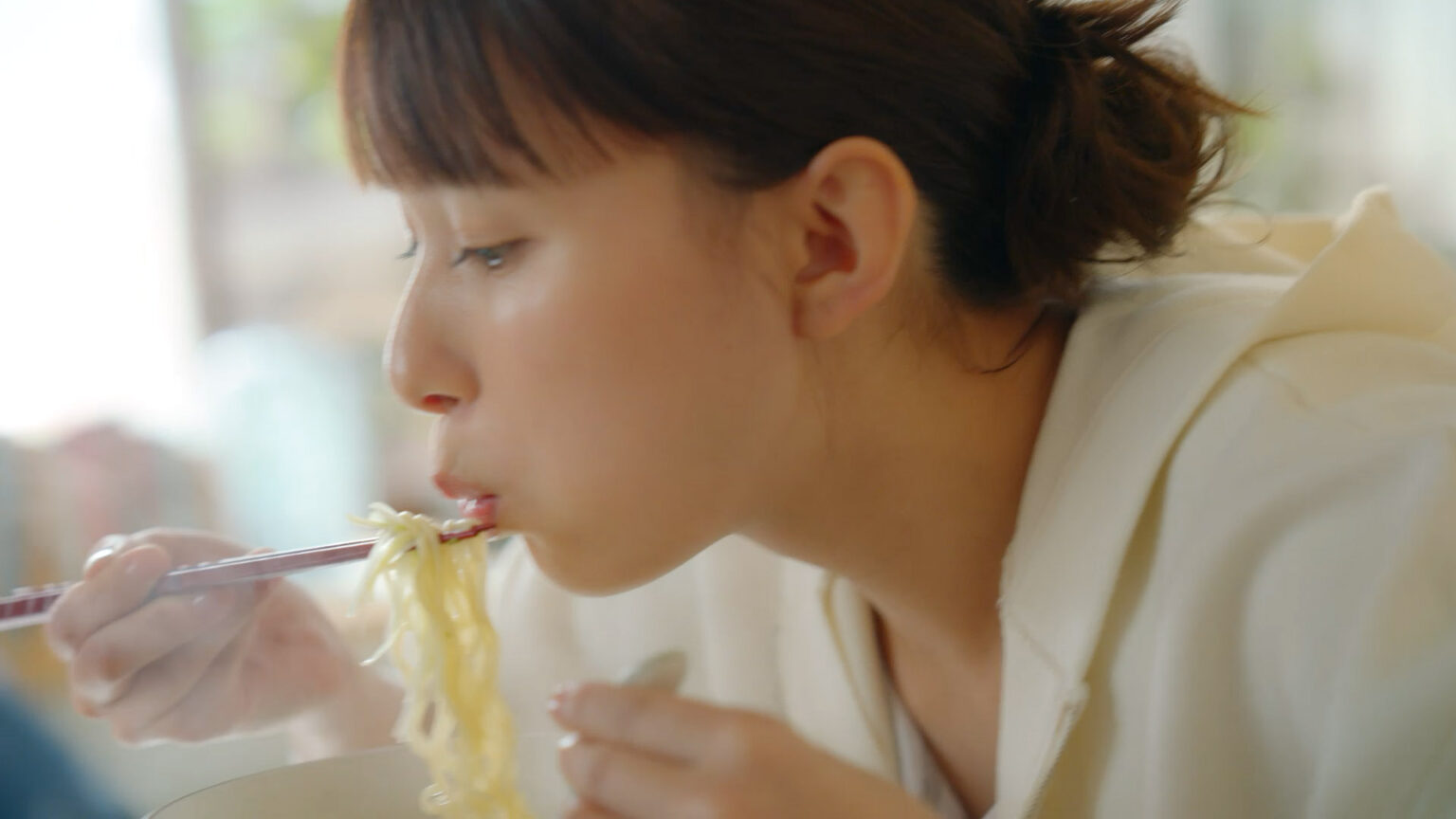 「サッポロ一番ずっと好きだったんだぜ。」新TVCMにて バカリズム / 芳根京子 がこだわりレシピを紹介｜Onigiri Media